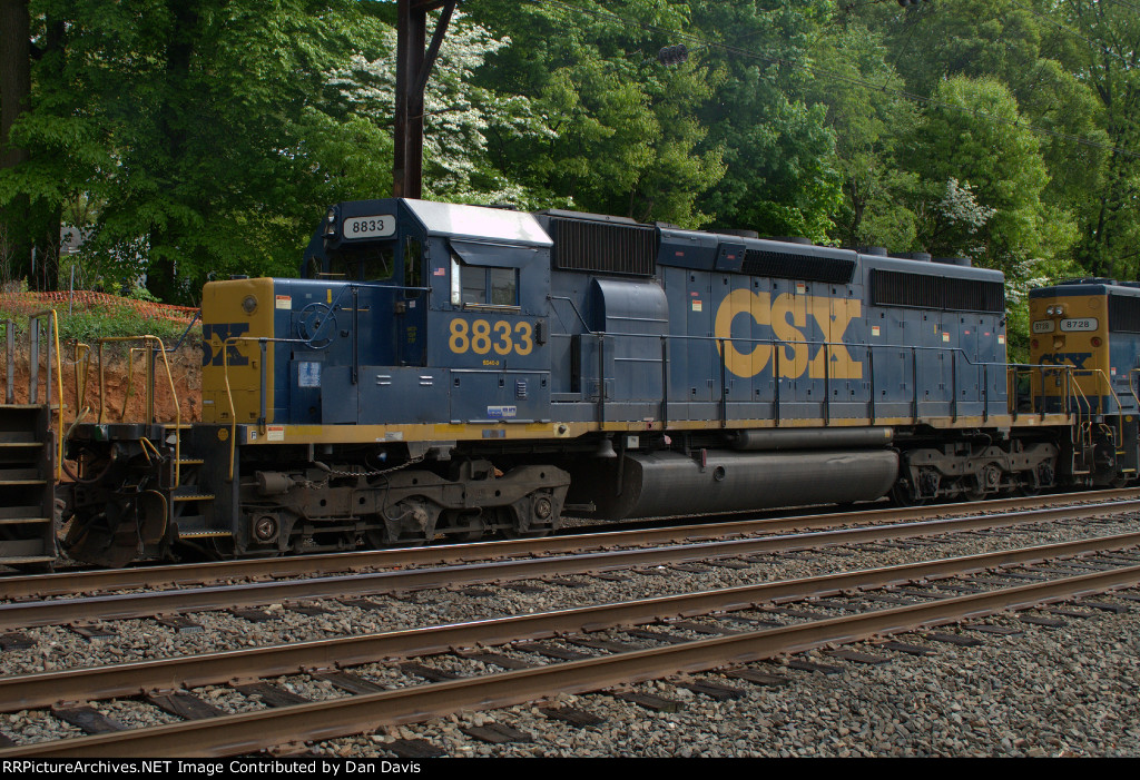 CSX SD40-2 8833 trails on Q418-07